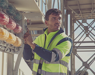 Ropa casual, ropa deportiva, ropa laboral y zapatillas | Roly